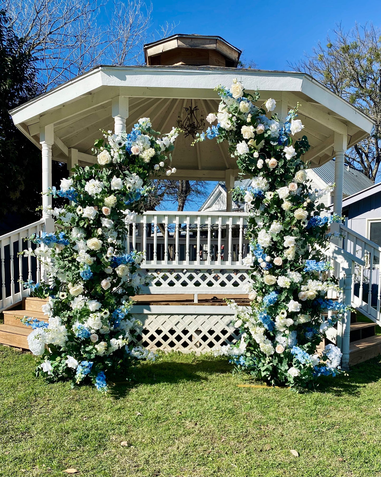 Something Blue Arch – Lavish Bloom Rentals